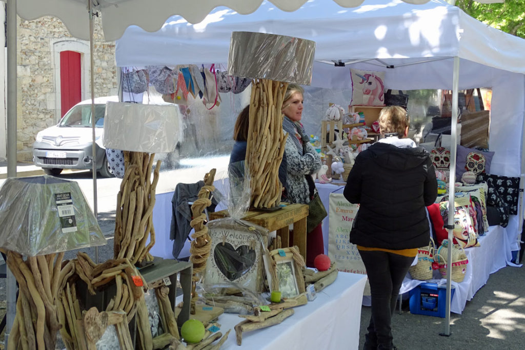 Un marché artisanal coloré et ensoleillé - Voir Plus