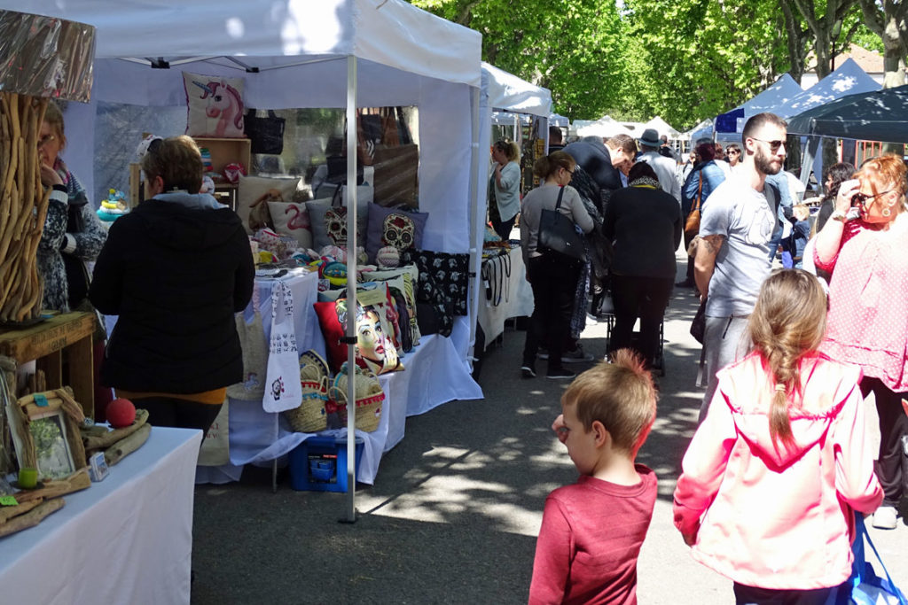 Un marché artisanal coloré et ensoleillé - Voir Plus