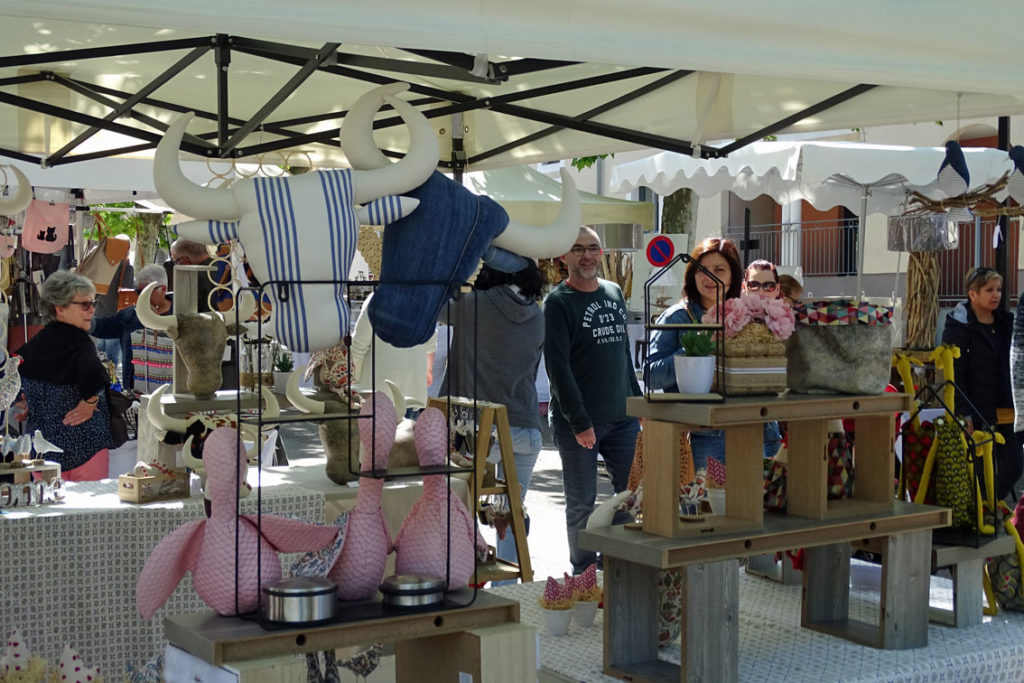 Un marché artisanal coloré et ensoleillé - Voir Plus